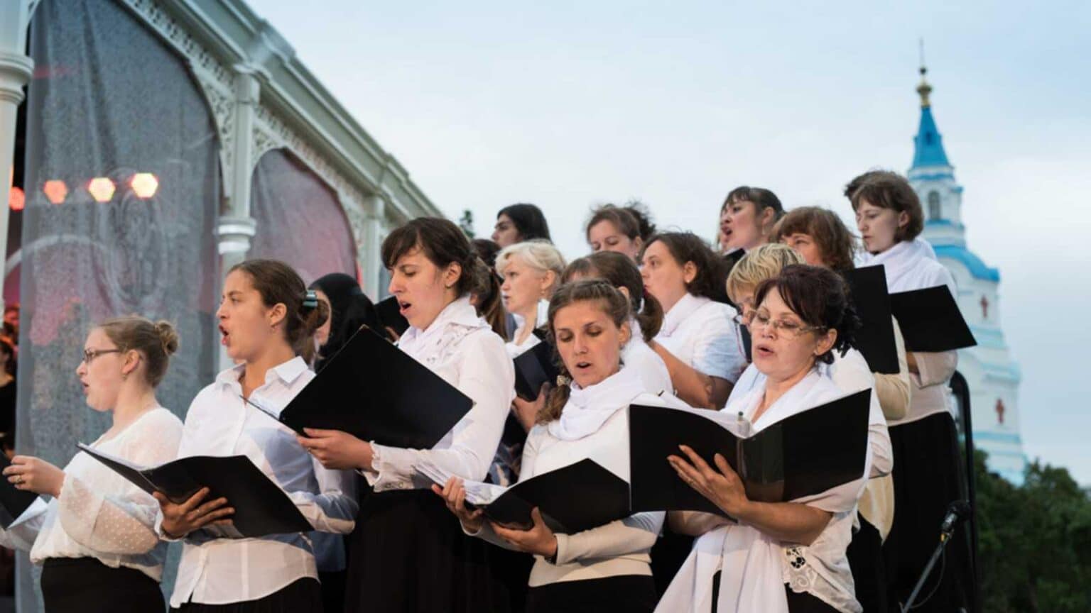 12 Beautiful Hymns and The Stories That Inspired Them